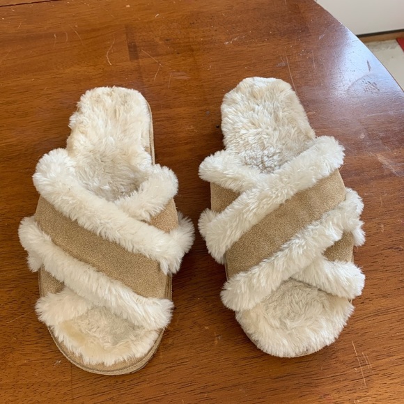 Minnetonka | Shoes | Minnetonka Furry Slipper Shoes Slides Leather ...